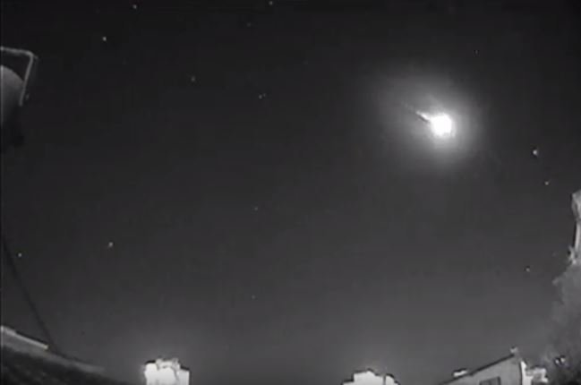 Large meteor fireball captured over Brazil - 27th September — Fire in ...
