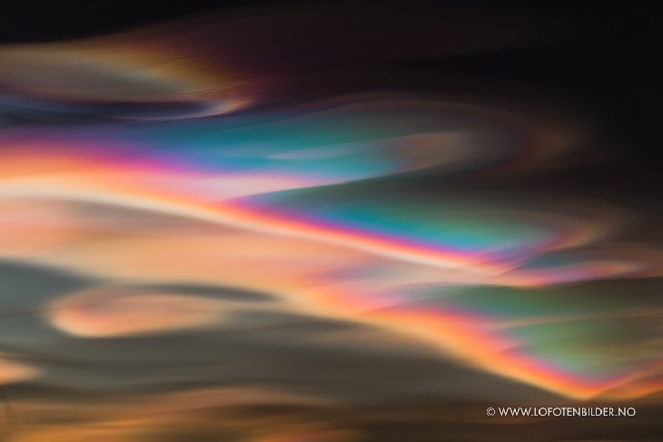 Brilliantly-colored polar stratospheric clouds appear over Arctic ...