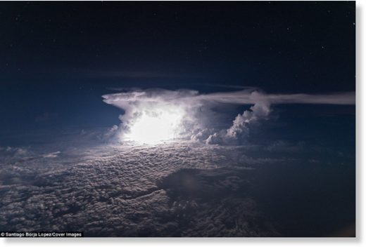 Airline pilot captures terrifying photographs of apocalyptic-looking ...