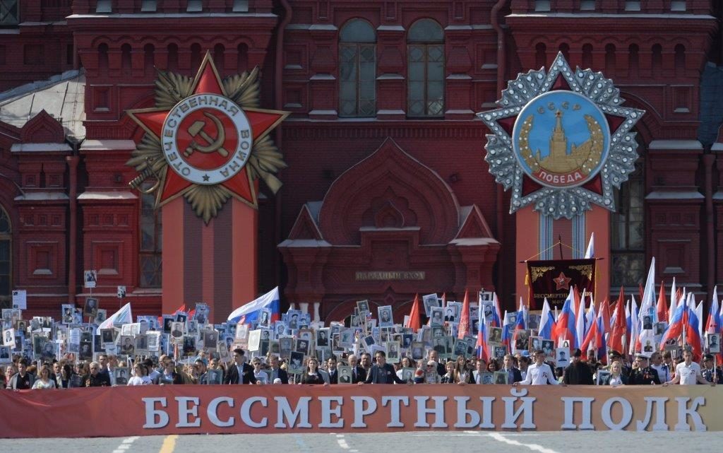 Glory to the Heroes: Hundreds of Thousands March Through Moscow in ...