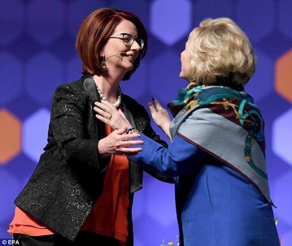 Inappropriate attire: Hillary Clinton dons heavy coat and scarf in ...