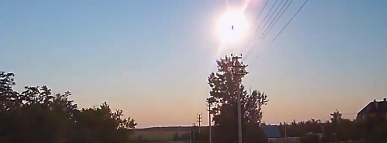 Stunning daylight fireball explodes with sonic boom over Russia ... Stunning daylight fireball explodes with sonic boom over Russia ...