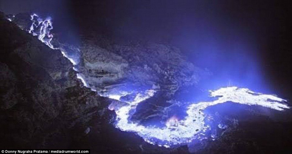 Amazing photos show a BLUE volcano lighting up the skies of East Java ...