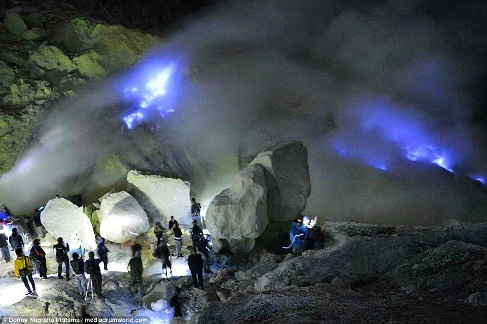 Amazing photos show a BLUE volcano lighting up the skies of East Java ...