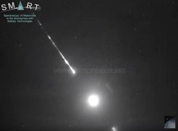 Bright meteor fireball lights up night sky in Almeria, Spain -- Fire in ... Bright meteor fireball lights up night sky in Almeria, Spain -- Fire in ...