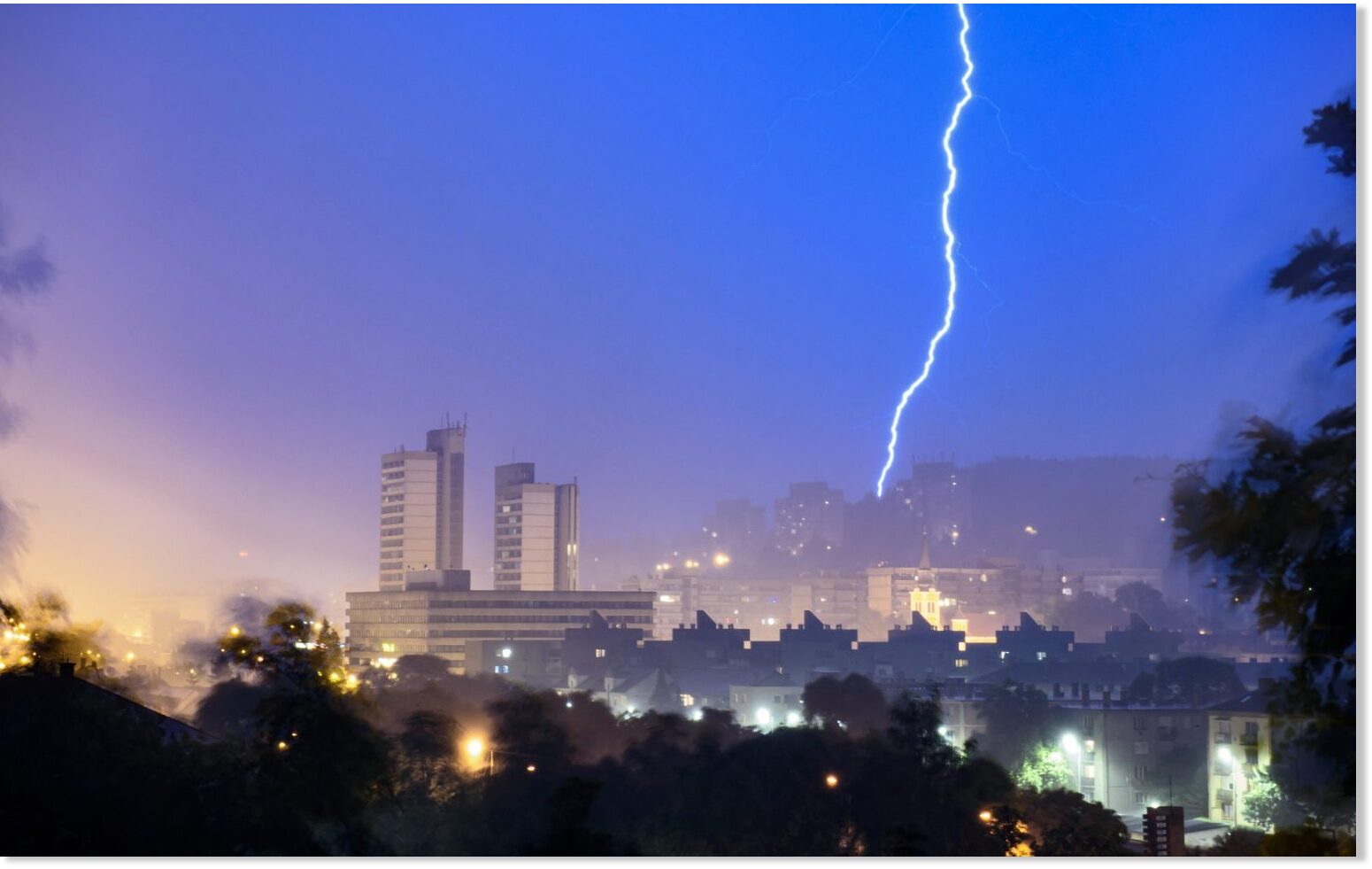 Huge summer storm hits Hungary, flooding in capital Budapest — Earth ...