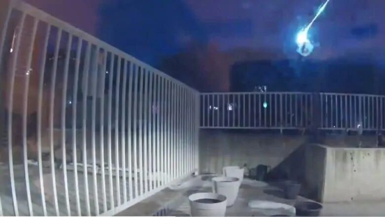 Bright meteor fireball lights up night sky over Alberta, Canada — Fire ... Bright meteor fireball lights up night sky over Alberta, Canada — Fire ...