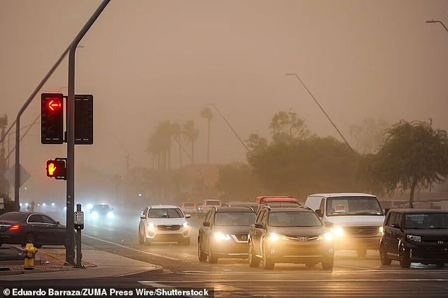 Towering wall of dust chokes Phoenix, Arizona as haboob rolls through ...
