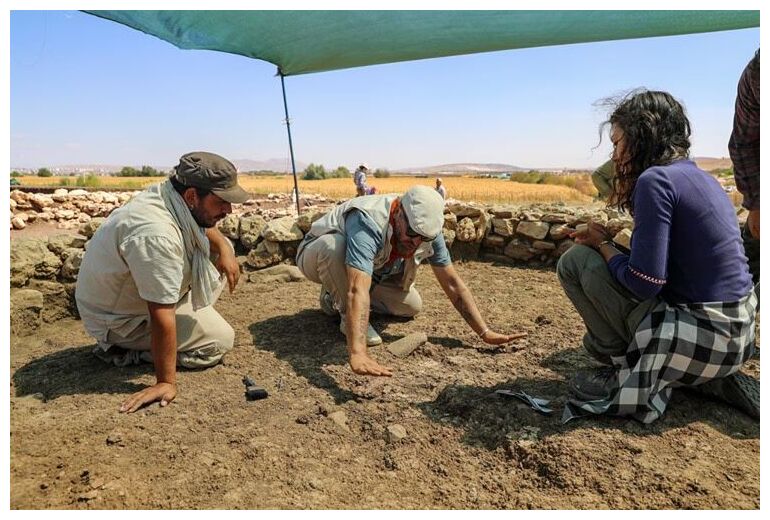9,500-year-old "red-floored public building" unearthed in Turkey ...