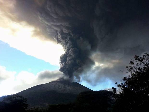 El Salvador begins evacuation after Chaparrastique volcano erupts for ...